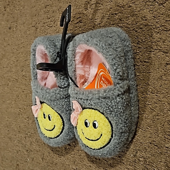 wonder nation | Shoes | Little Girls Smiley Face Slippers | Poshmark